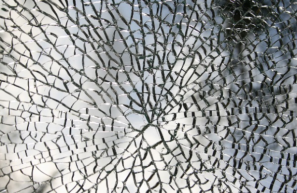 Spontaneous Breakage | glassonweb.com Spontaneous Breakage | glassonweb.com